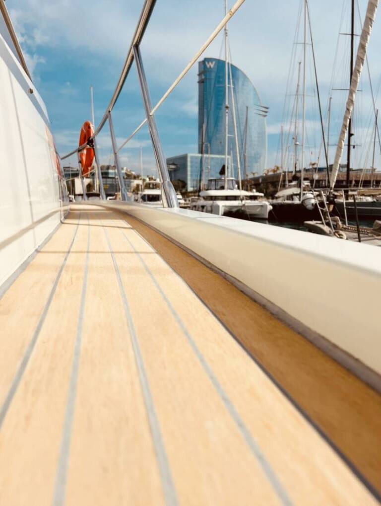 Cubiertas de teca para barcos: instalación y mantenimiento - Guasch System